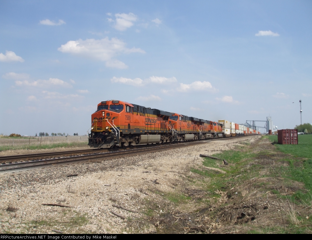 BNSF 7589